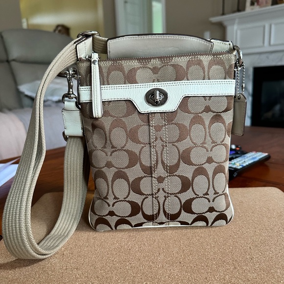 Coach | Bags | Coach Signature Turnlock Crossbody Bag Light Creamtan ...